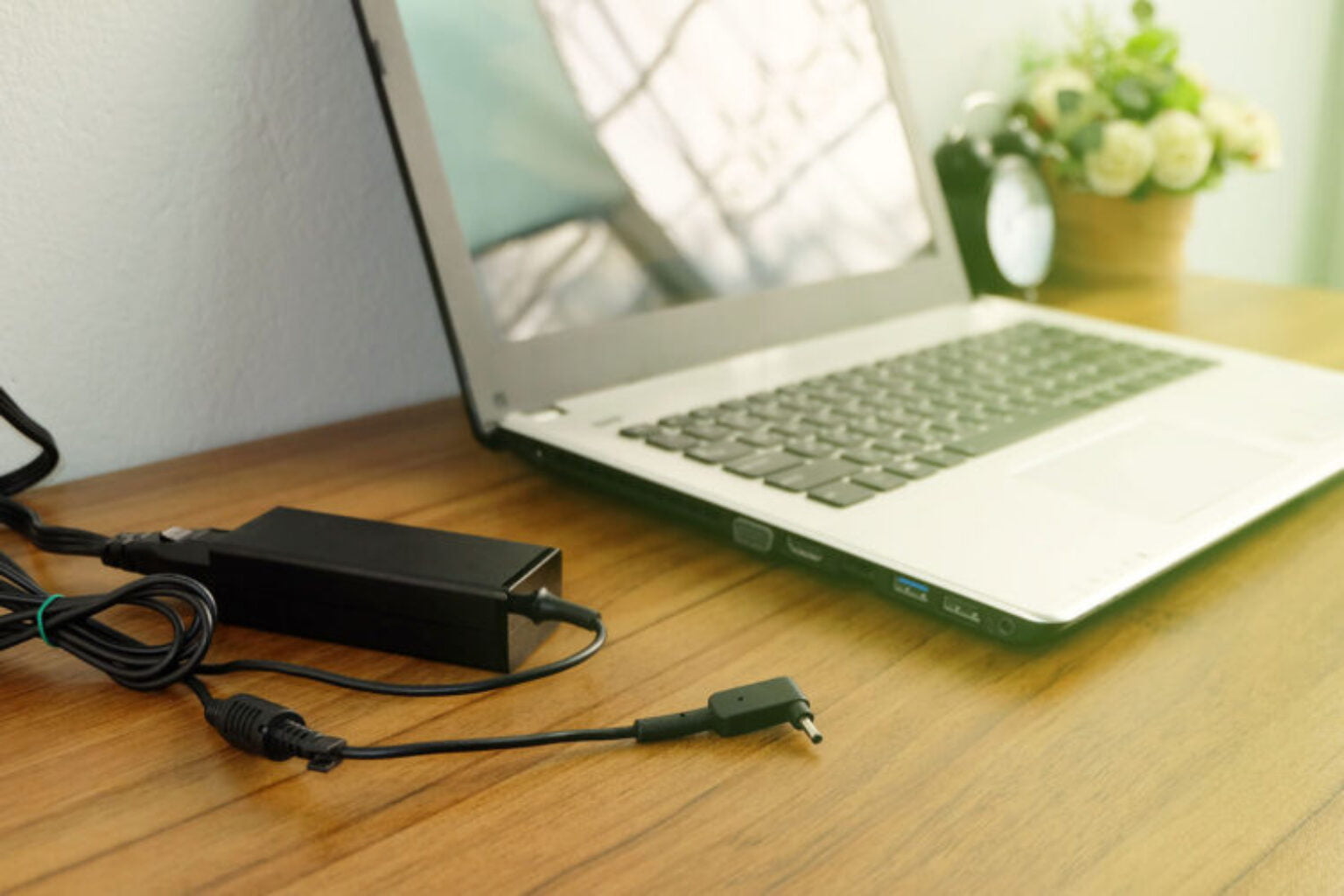 How to Choose the Best Laptop Charger (2026 Review) - ElectroGuide.co.uk
